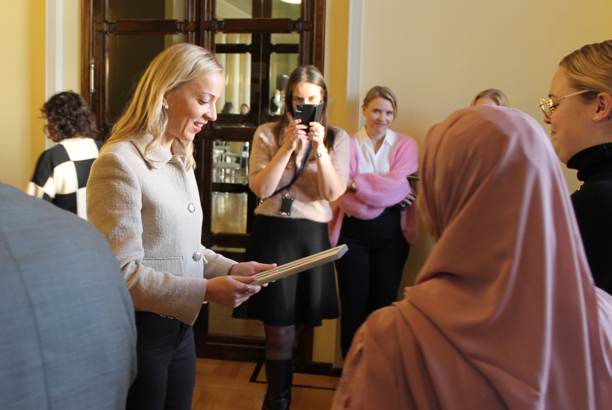 Diakonissalaitos jakoi diplomit nuorten ääntä vahvistaneille kansanedustajille | Diakonissalaitos